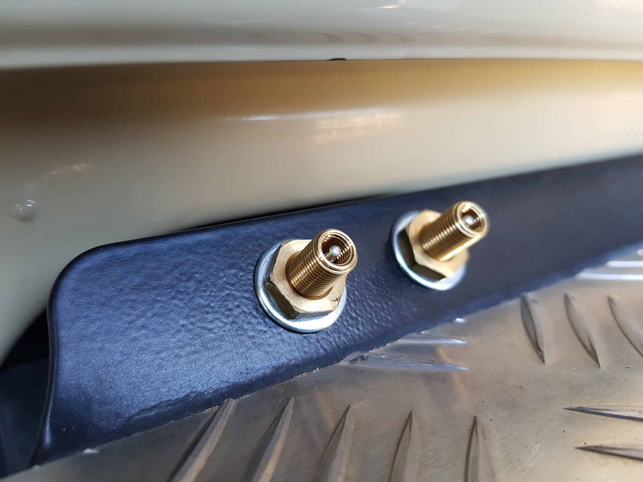 Isuzu KB6 2013 To 2022 Rear Air Helper Spring Kit – Econo Lift Suspensions