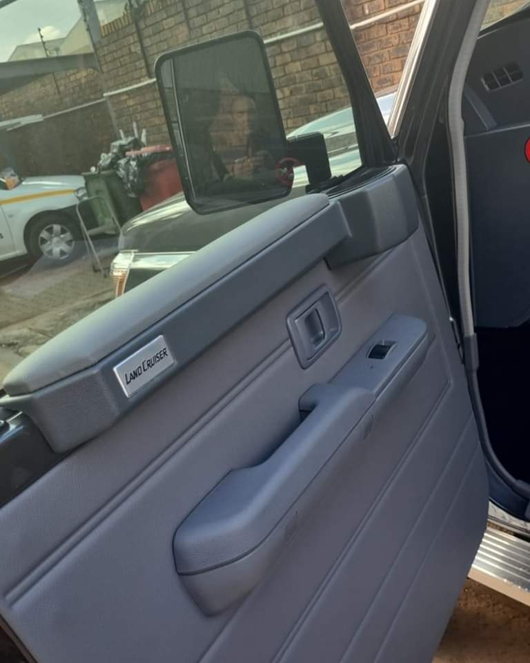 Land Cruiser 79 Arm Rests & Cupholder BLACK or GREY – Econo Lift ...